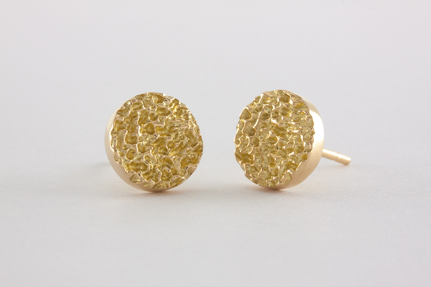 Runde Granit Ohrstecker aus Gold